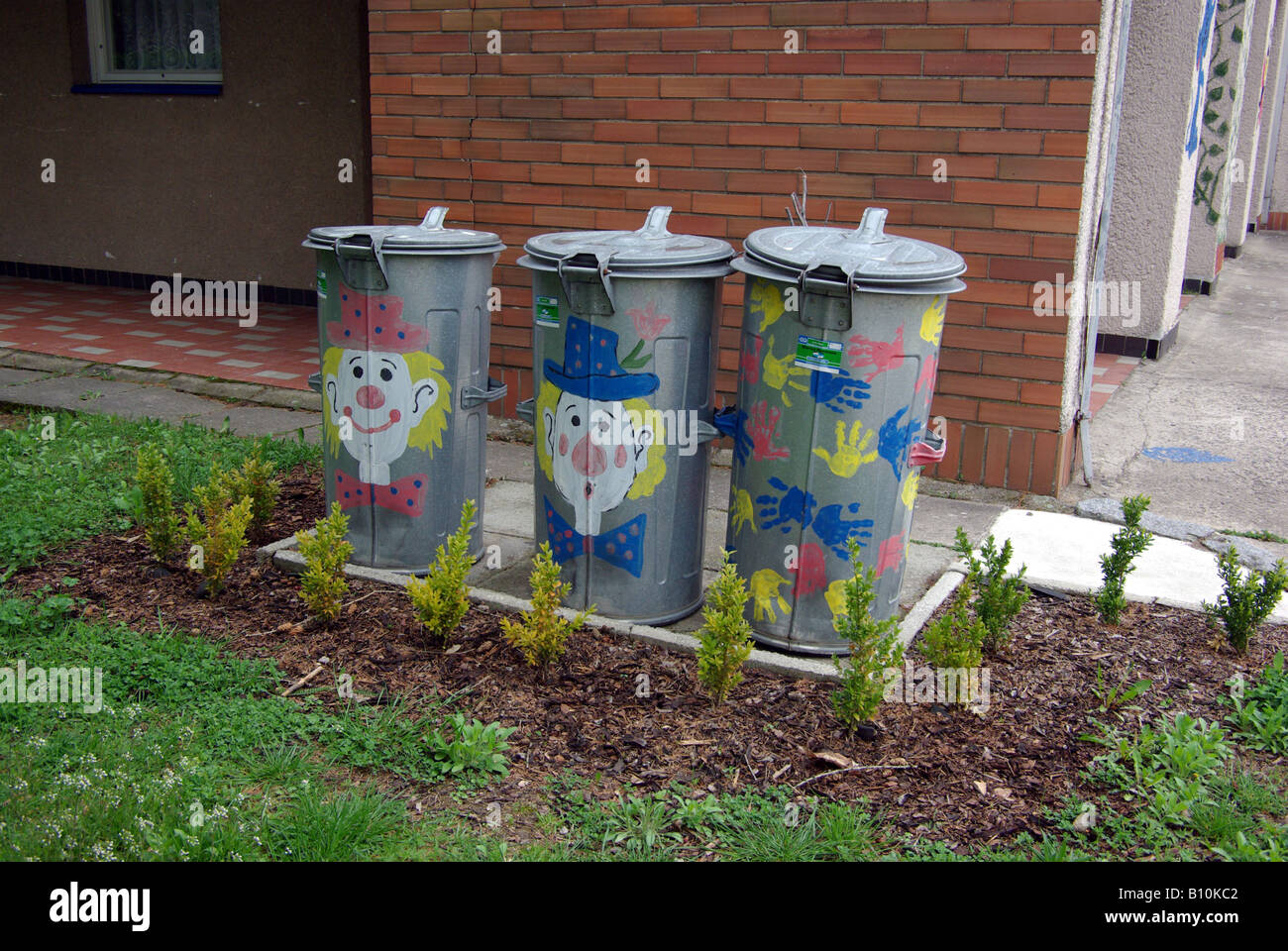 Dustbin dustbins dust bin bins hi-res stock photography and images - Alamy