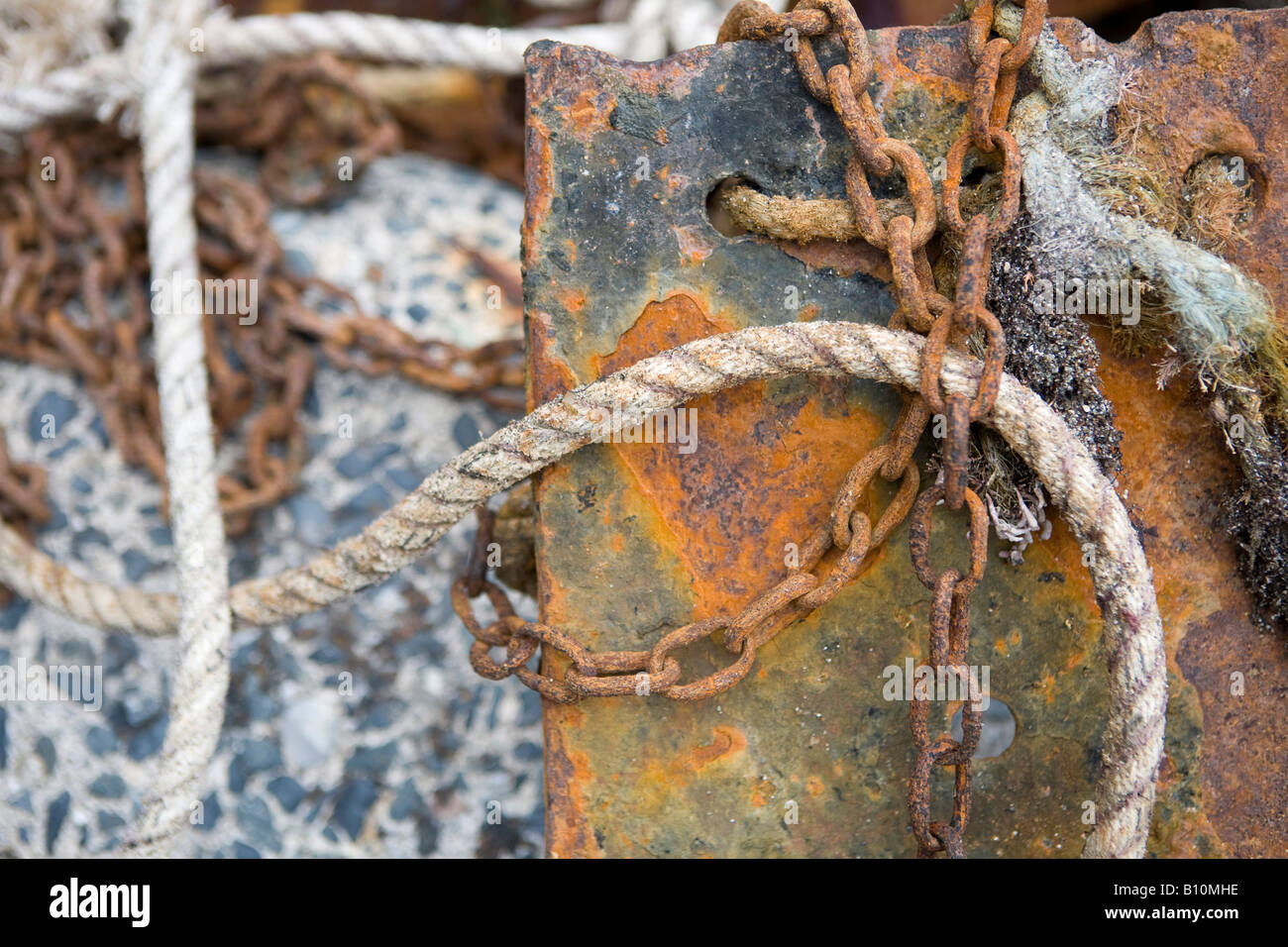 Rusty chain metal and rope Stock Photo - Alamy