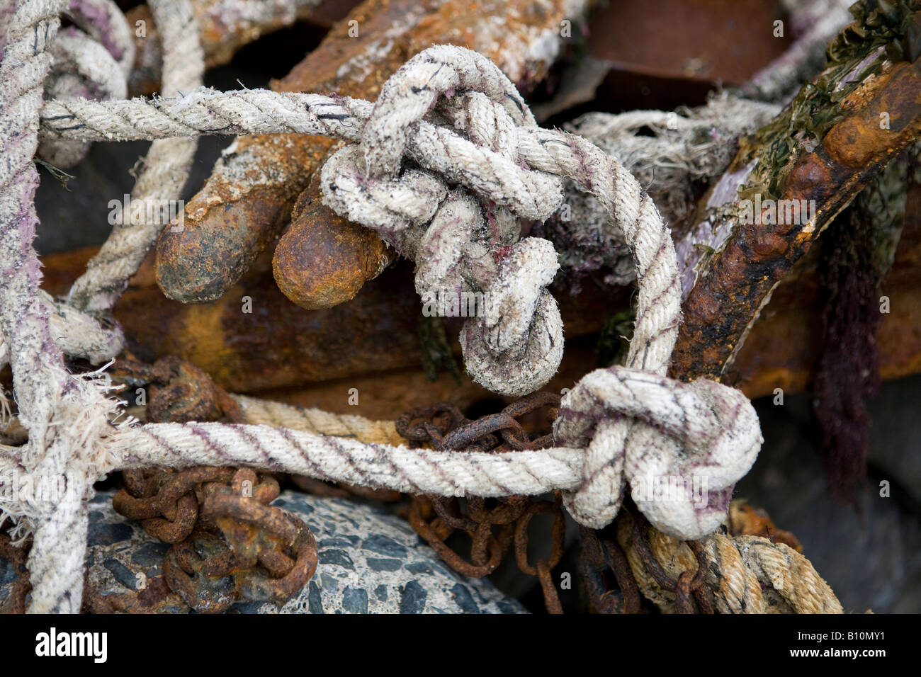 Rusty metal and rope and knots Stock Photo - Alamy