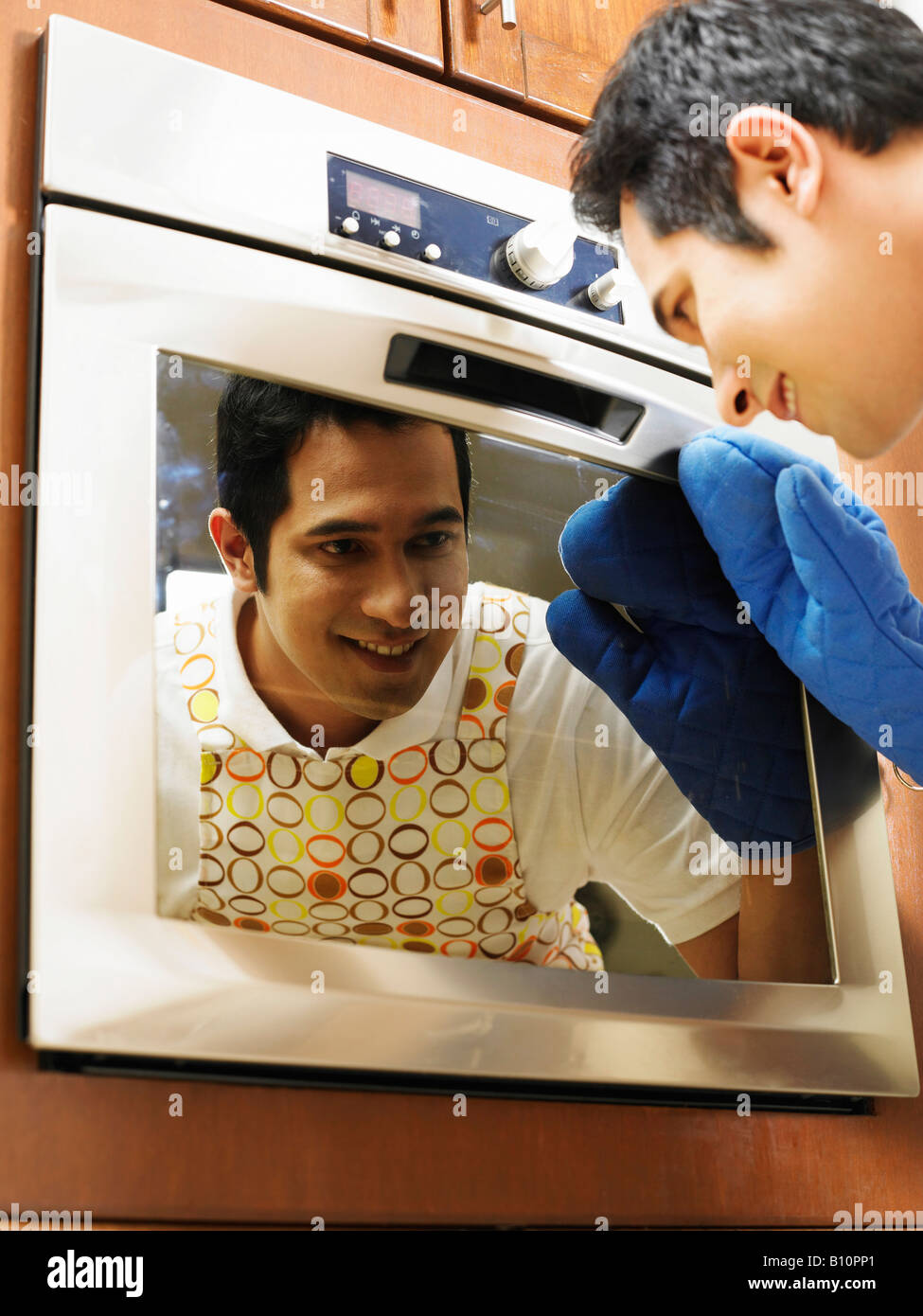 Grinning kitchens hi-res stock photography and images - Alamy