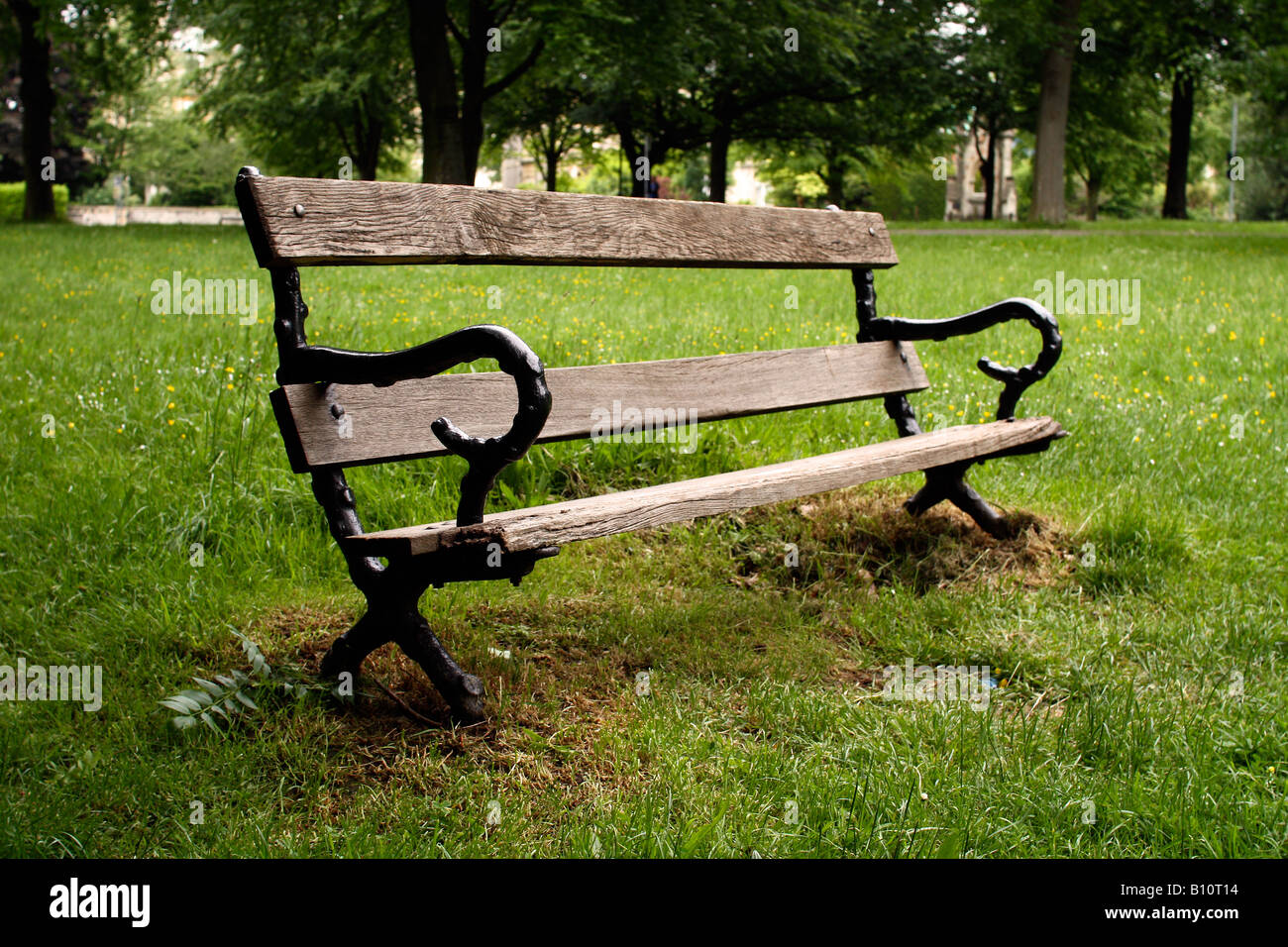 A quiet wooden park bench Stock Photo - Alamy