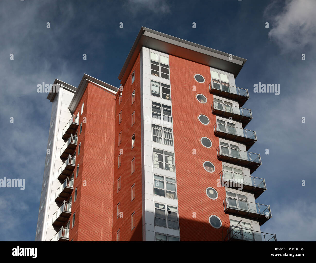 Apartment block uk hi-res stock photography and images - Alamy
