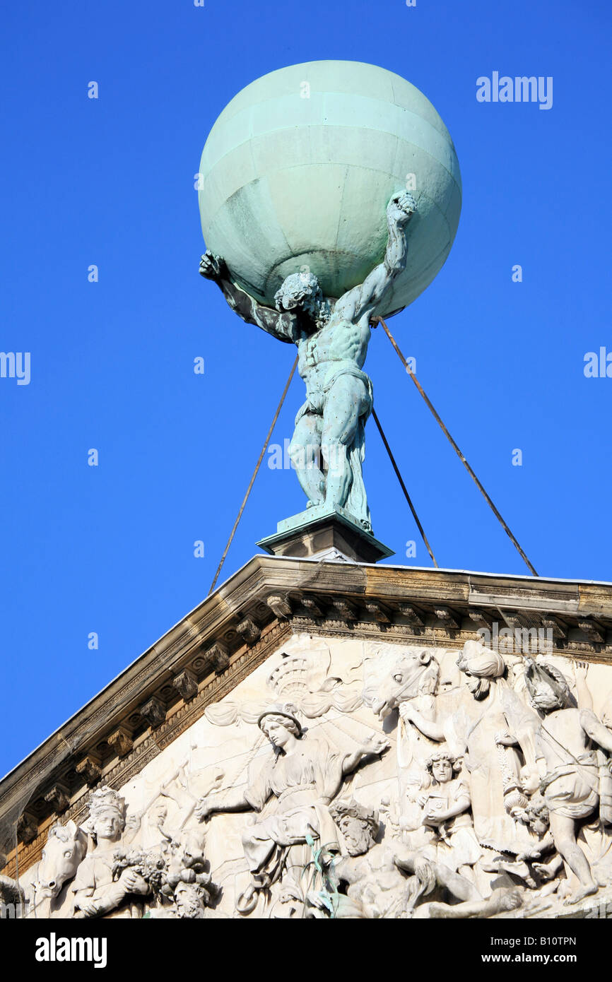Atlas statue amsterdam hi-res stock photography and images - Alamy