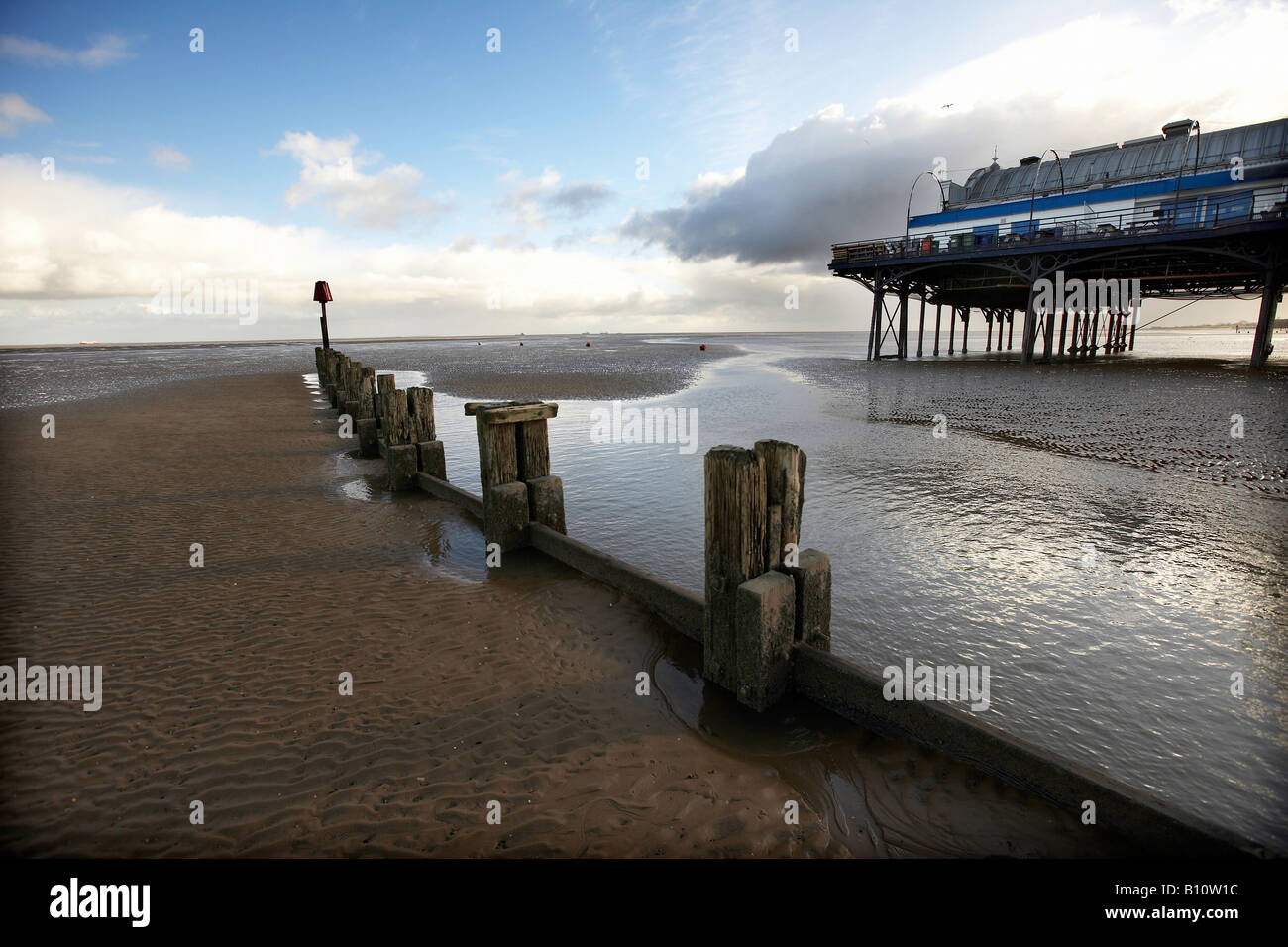 Beach promenade cleethorpes beach cleethorpes hi-res stock photography ...