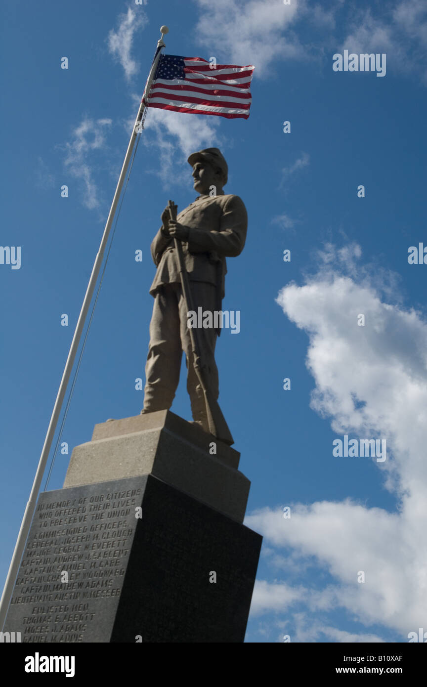 Statue of civil war soldier on war memorial monument Stock Photo - Alamy