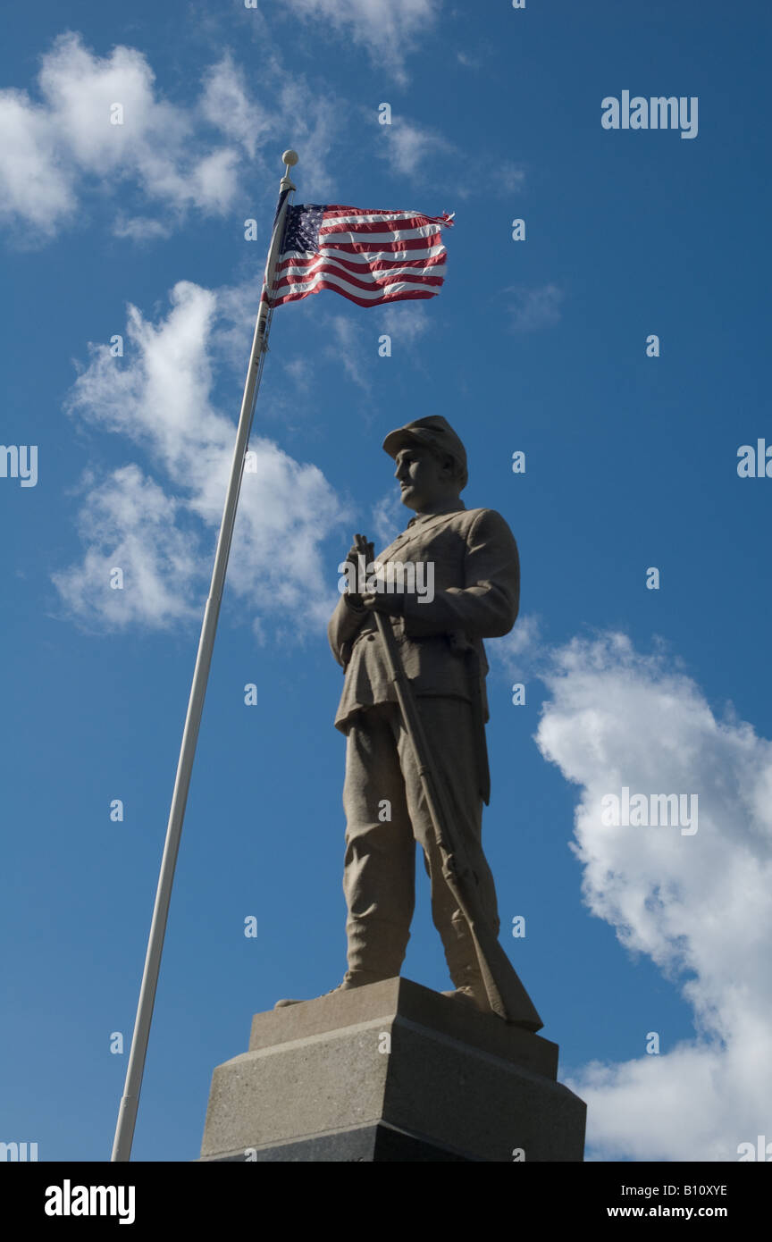 Statue of civil war soldier on war memorial monument Stock Photo - Alamy