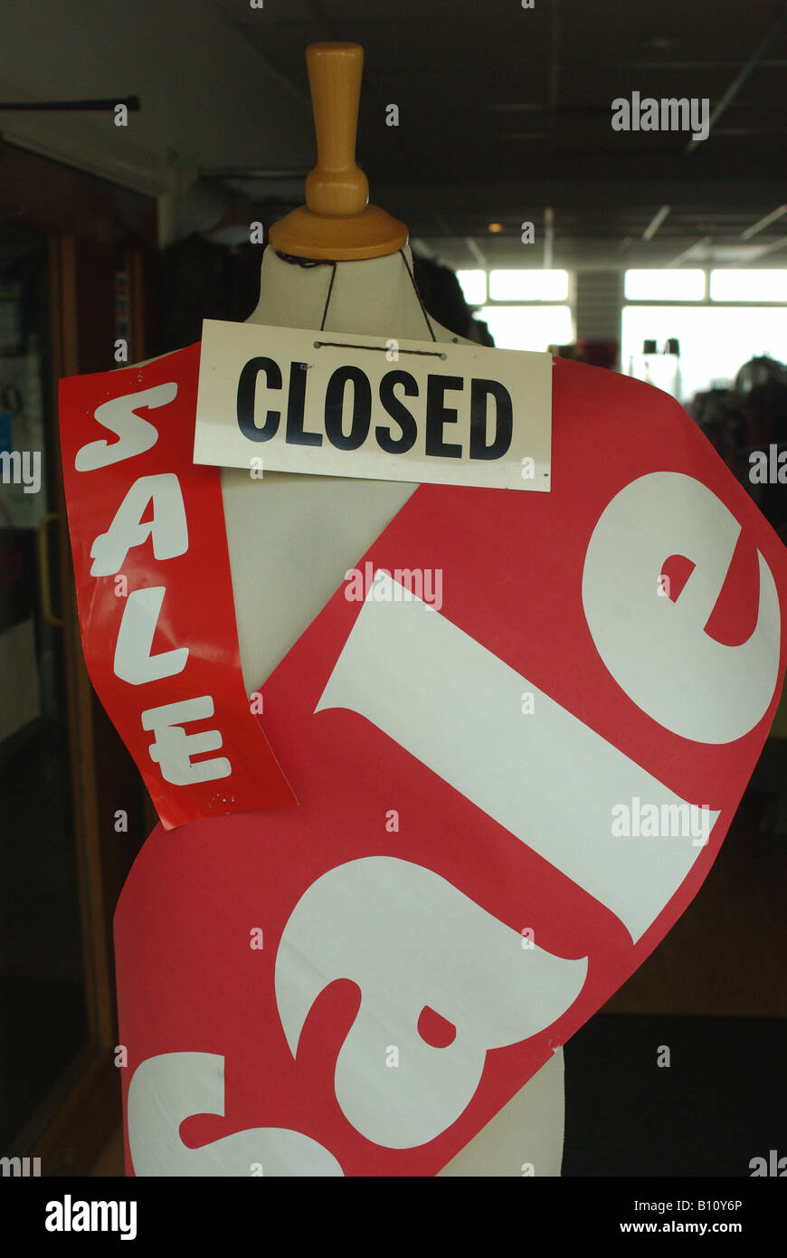 Shop window dummy with closed sign and sale banners Stock Photo - Alamy