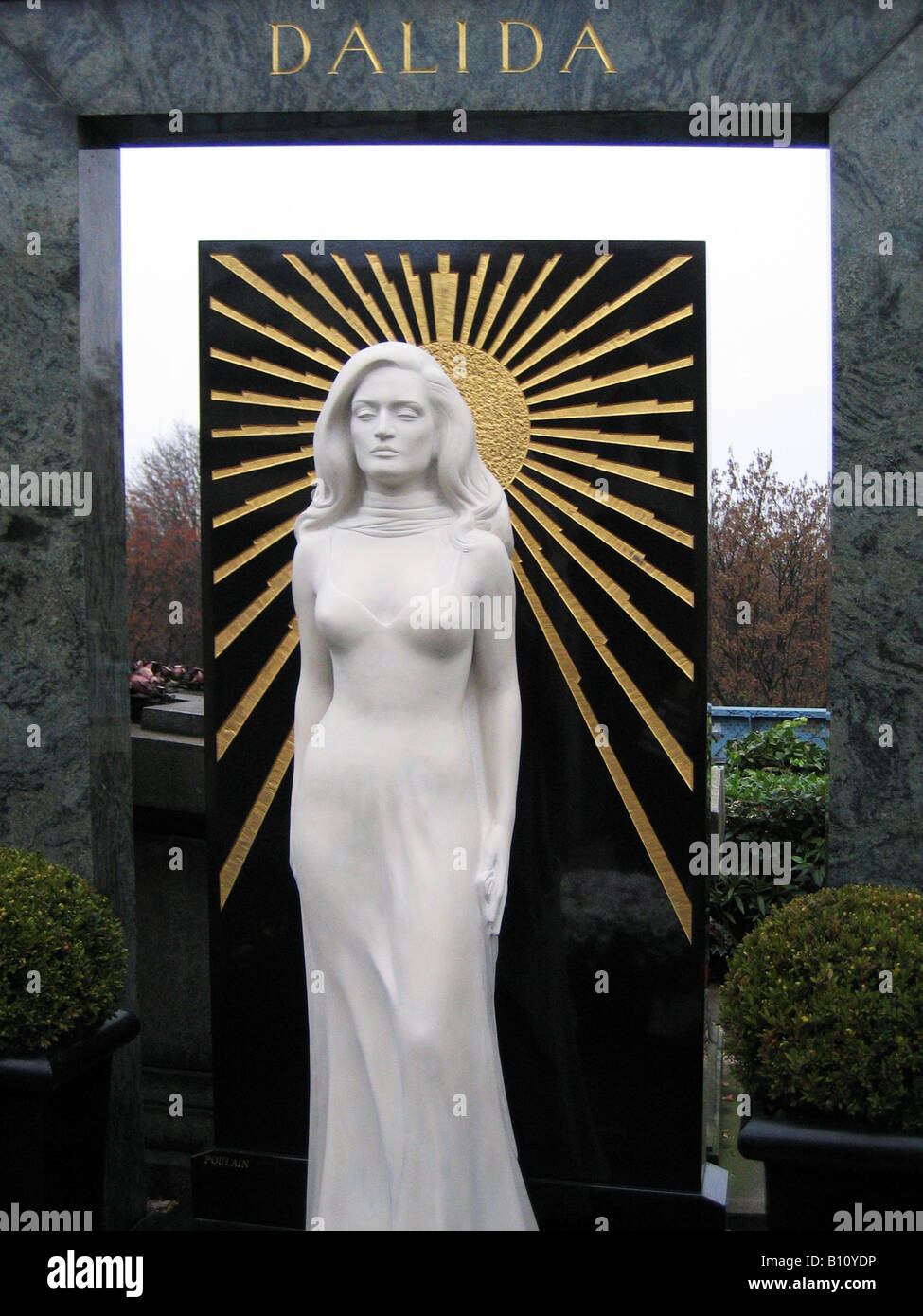 Statue of Dalida French Singer's Tomb, Montmartre Cemetery,Paris ...