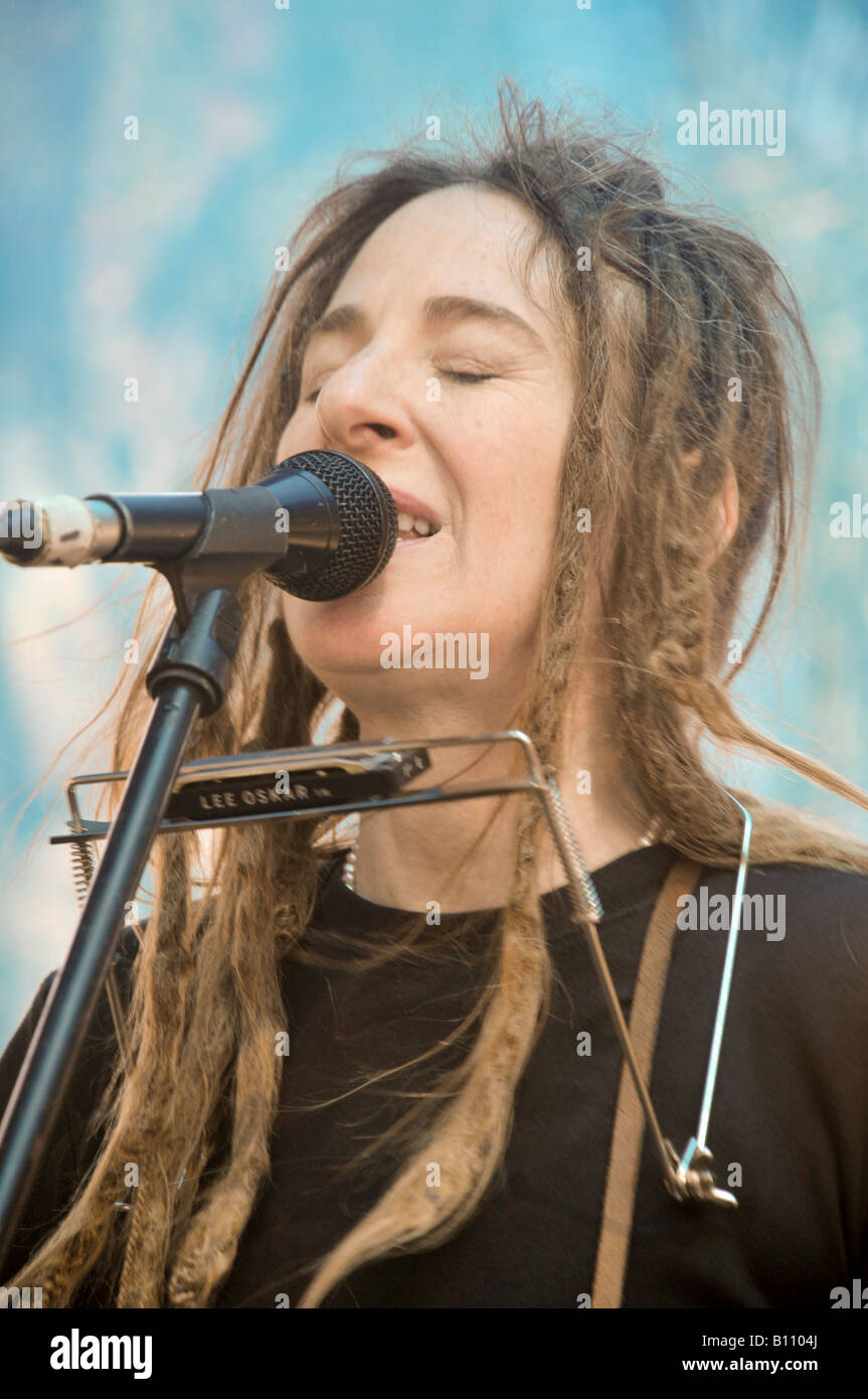 Folk singer hi-res stock photography and images - Alamy