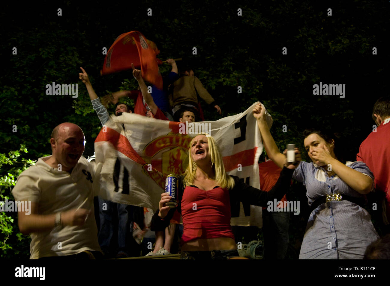 Manchester - Delirious Manchester Utd fans celebrate their team's ...