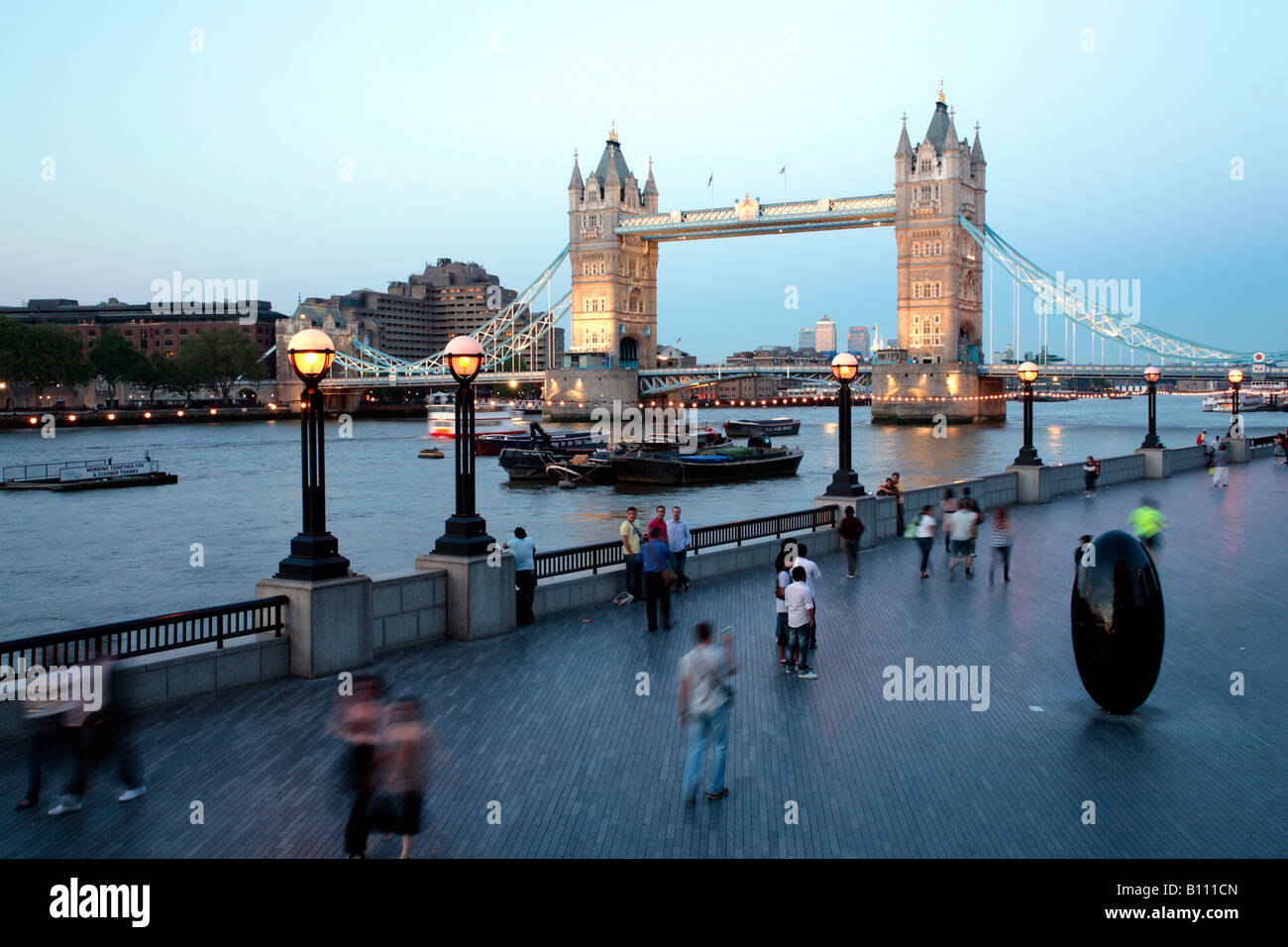 Tower Bridge and Queen´s Walk, London Stock Photo - Alamy