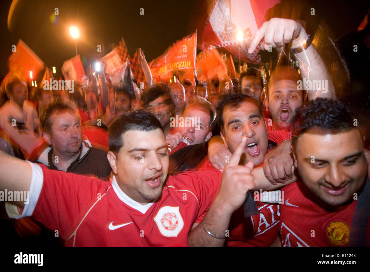 Old trafford fans hi-res stock photography and images - Alamy