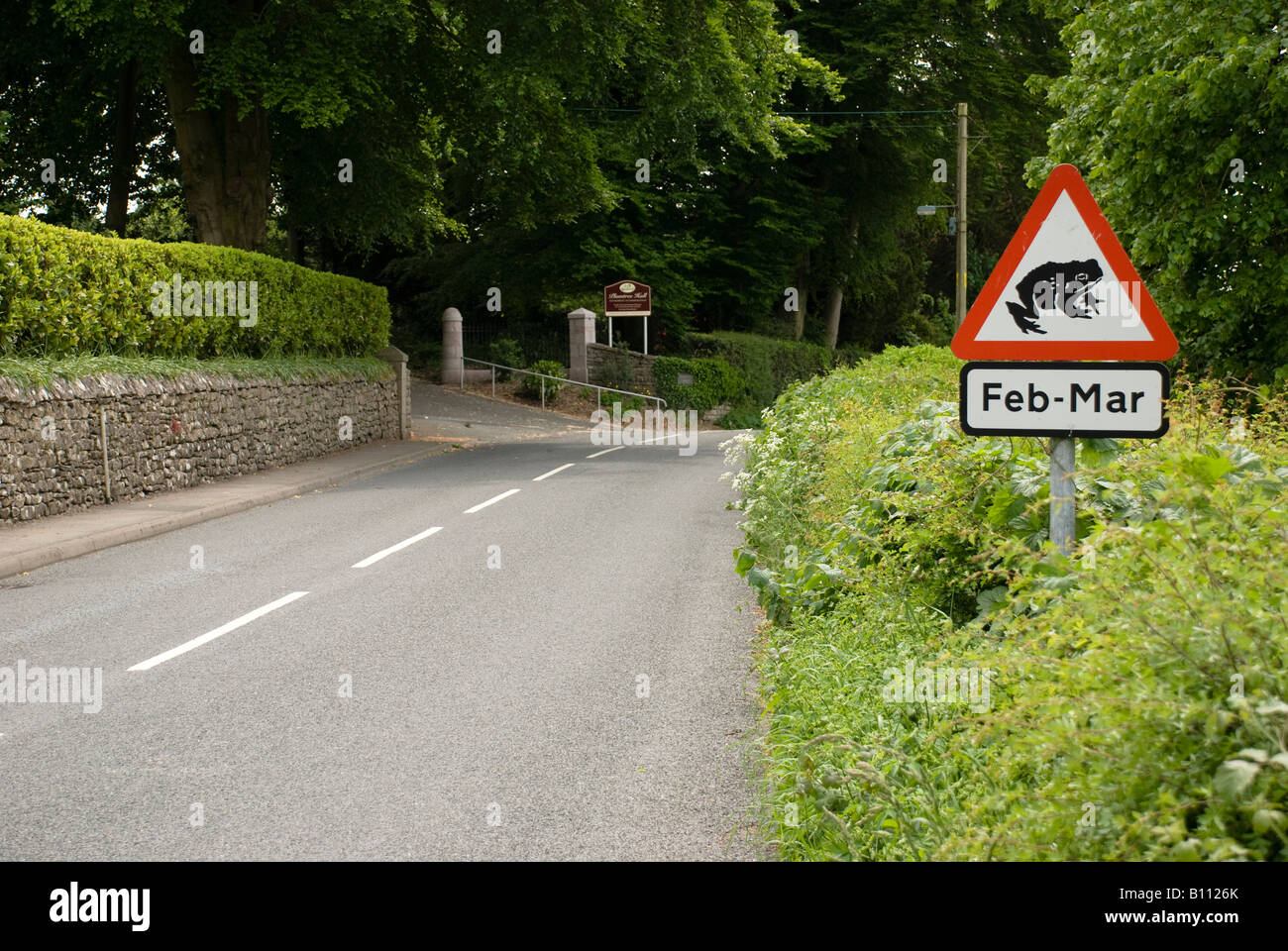 Toad crossing sign hi-res stock photography and images - Alamy
