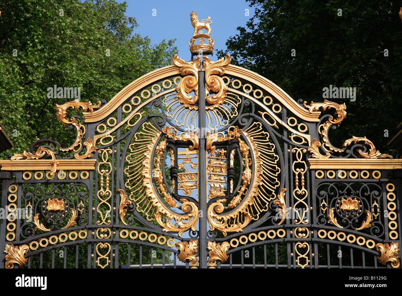 UK Britain England London Green Park gate detail Stock Photo - Alamy