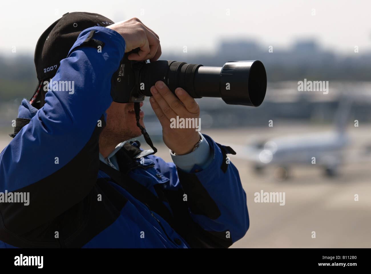 Plane spotter taking pictures at Dusseldorf International Airport ...