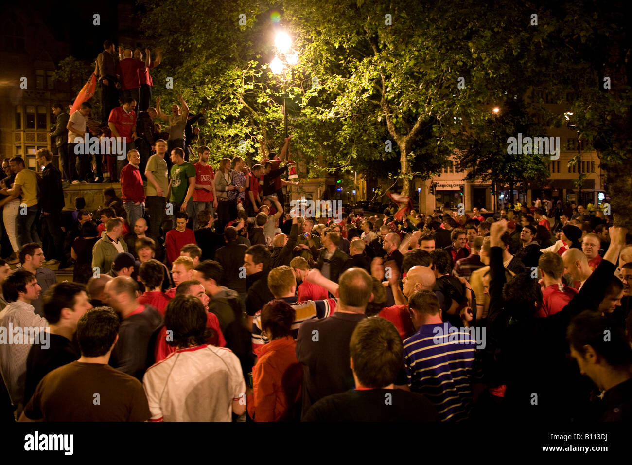 Manchester crowd city centre hi-res stock photography and images - Alamy