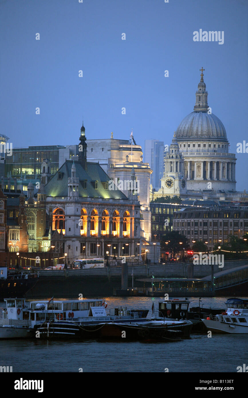 London victoria embankment hi-res stock photography and images - Alamy