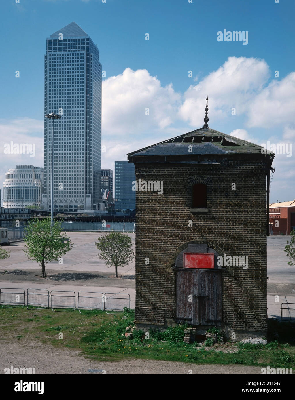 Canary 'dwarf' infront of Canary Wharf Tower Stock Photo - Alamy