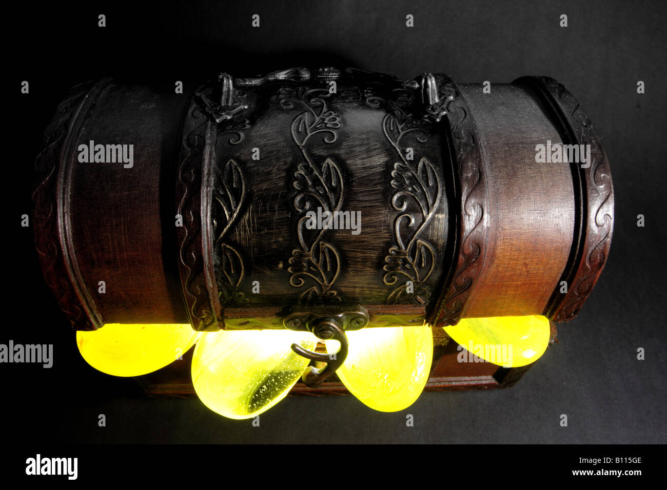 Gold treasure chest top view hi-res stock photography and images - Alamy