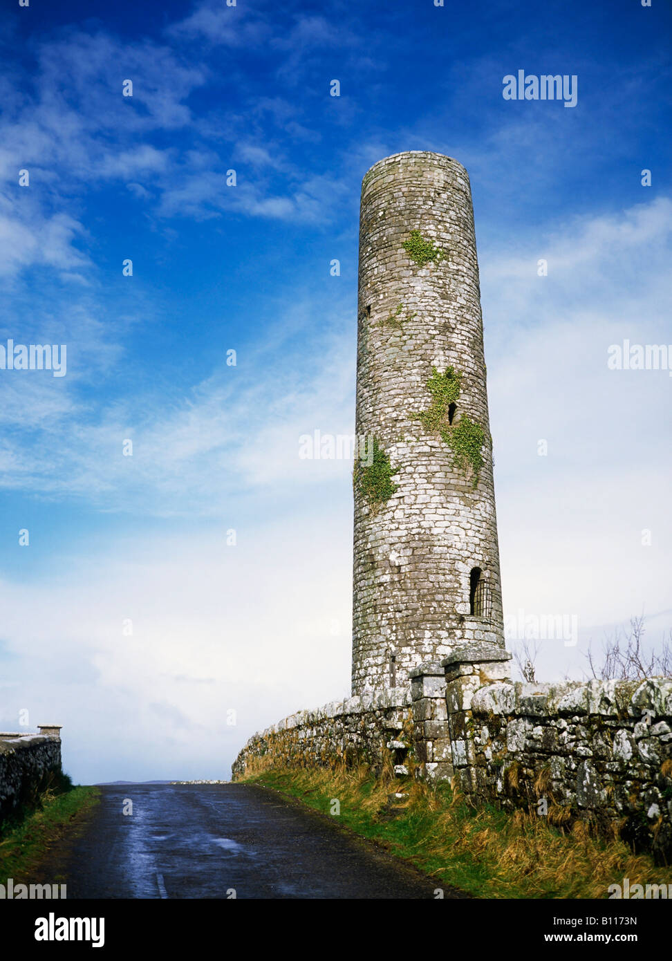 Meelick round tower hi-res stock photography and images - Alamy
