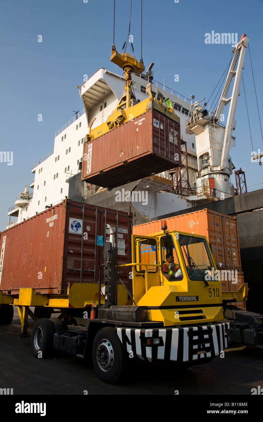 Shipping container loading onto ship hi-res stock photography and ...