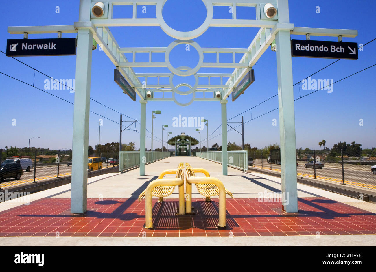 Train station platform Stock Photo - Alamy
