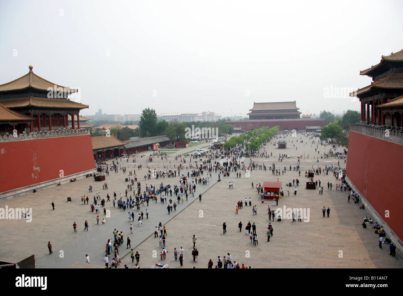 Crowds of people and tourists at the entrance to the Forbidden City ...
