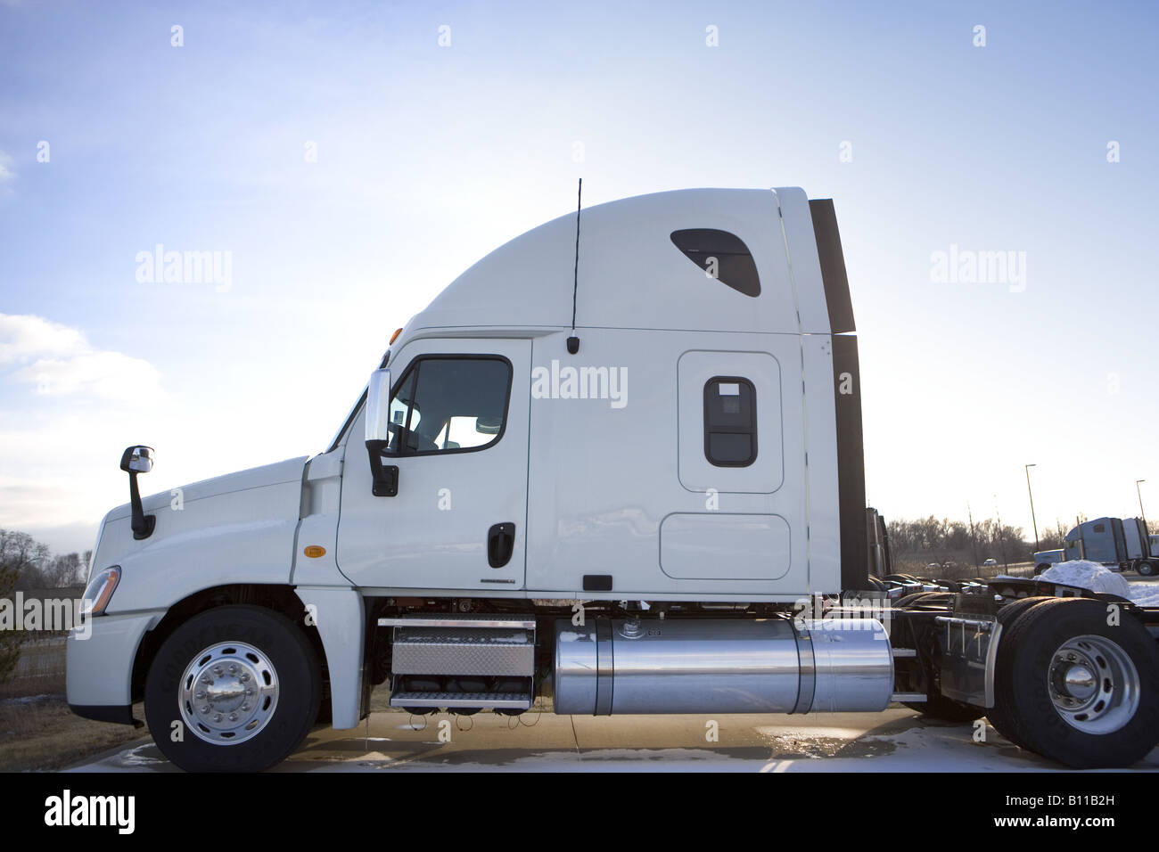 White lorry side view hi-res stock photography and images - Alamy