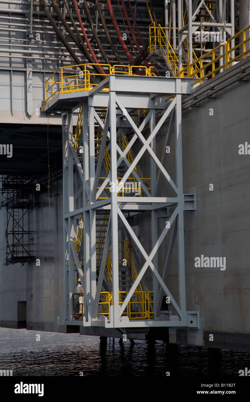 Oil rig middle east hi-res stock photography and images - Alamy