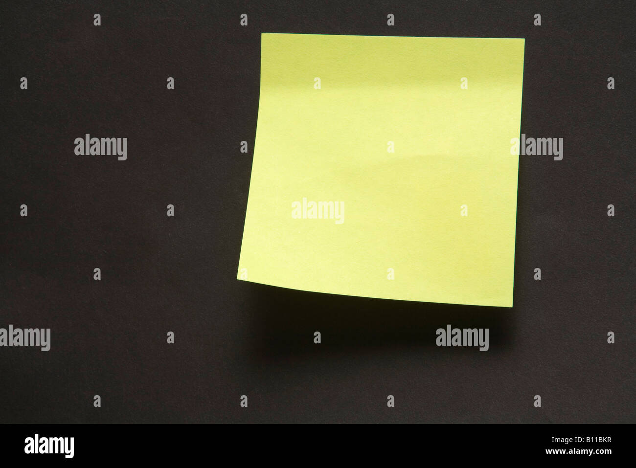 Sticky note attached to black background Stock Photo - Alamy