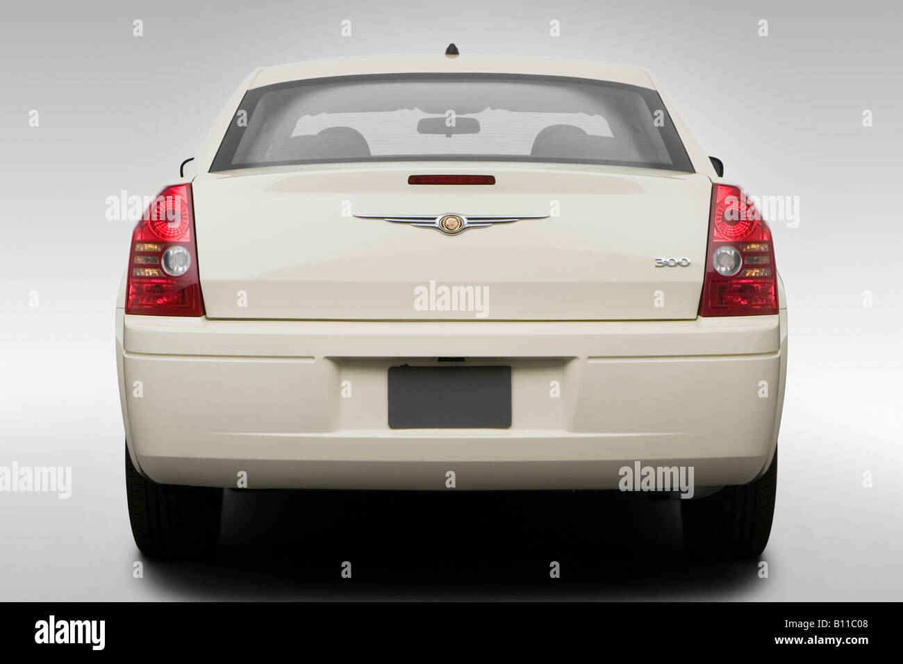 2008 Chrysler 300 LX in White - Low/Wide Rear Stock Photo - Alamy