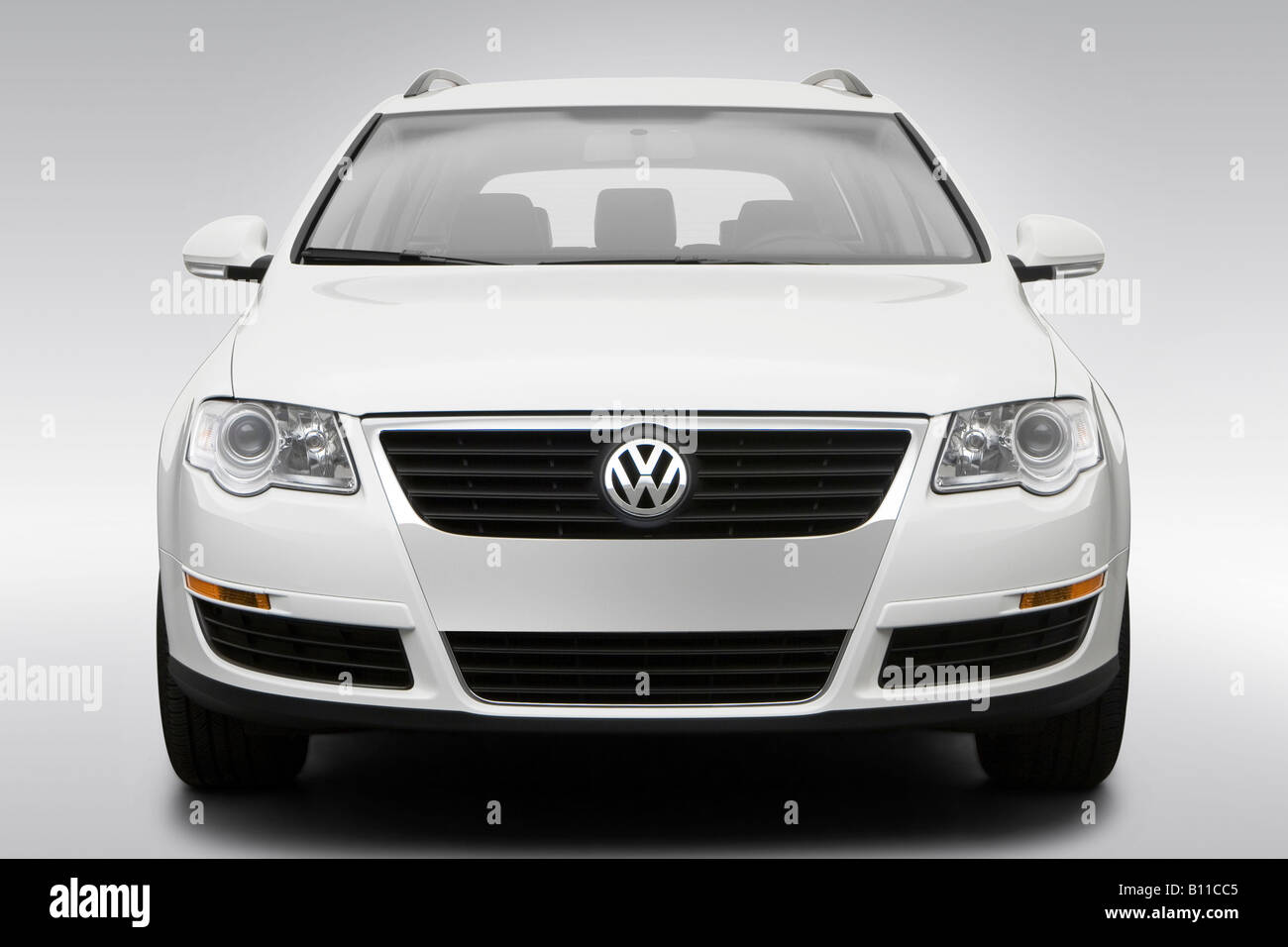 2008 Volkswagen Passat Turbo in White - Low/Wide Front Stock Photo - Alamy