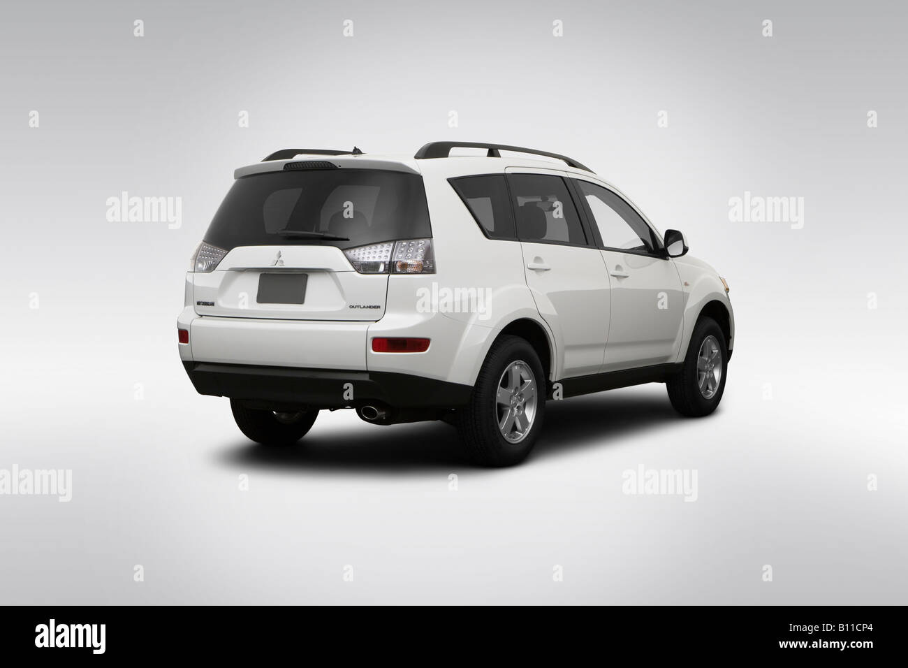 2008 Mitsubishi Outlander ES in White - Rear angle view Stock Photo - Alamy