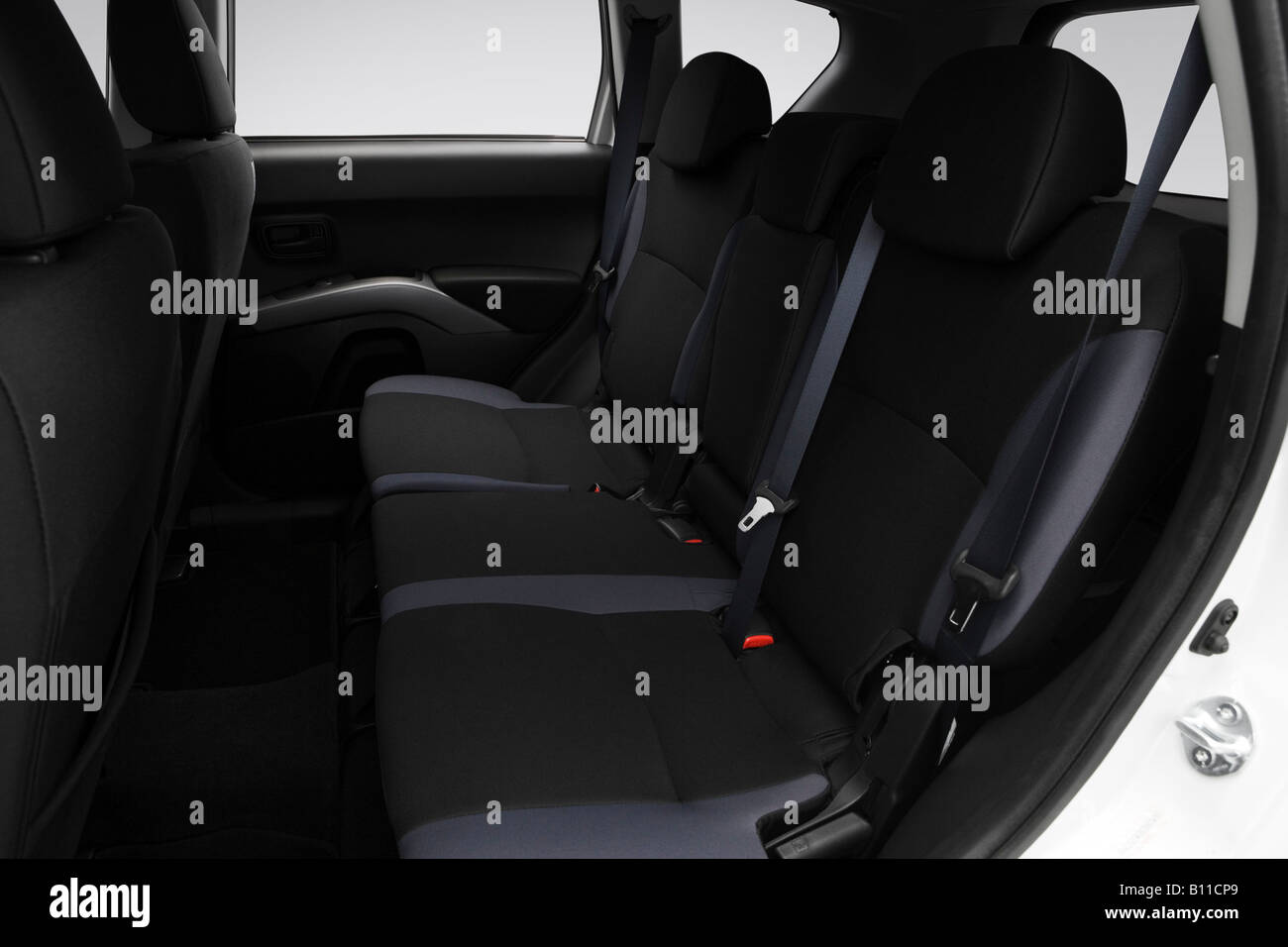 2008 Mitsubishi Outlander ES in White - Rear seats Stock Photo - Alamy
