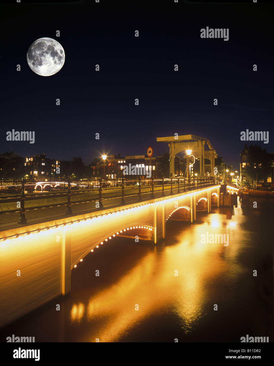 MAGERE BRUG SKINNY BRIDGE AMSTEL CANAL AMSTERDAM HOLLAND Stock Photo ...