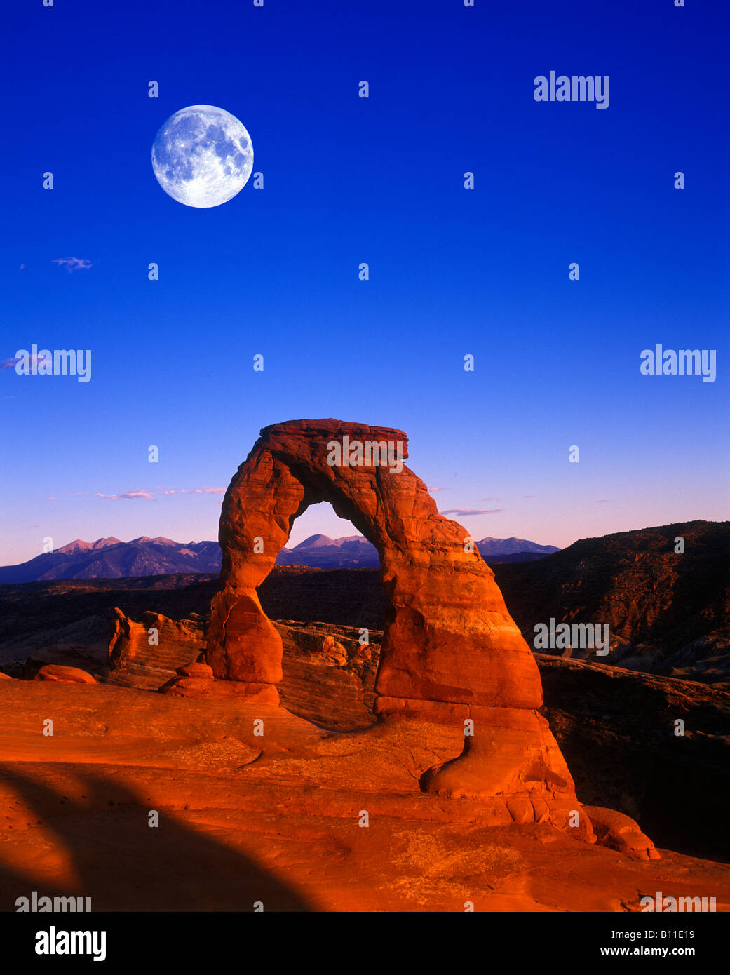 Delicate arch silhouette hi-res stock photography and images - Alamy