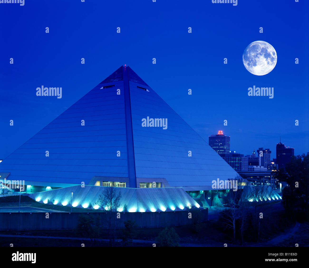 1992 HISTORICAL PYRAMID SPORTS ARENA MEMPHIS TENNESSEE USA Stock Photo ...