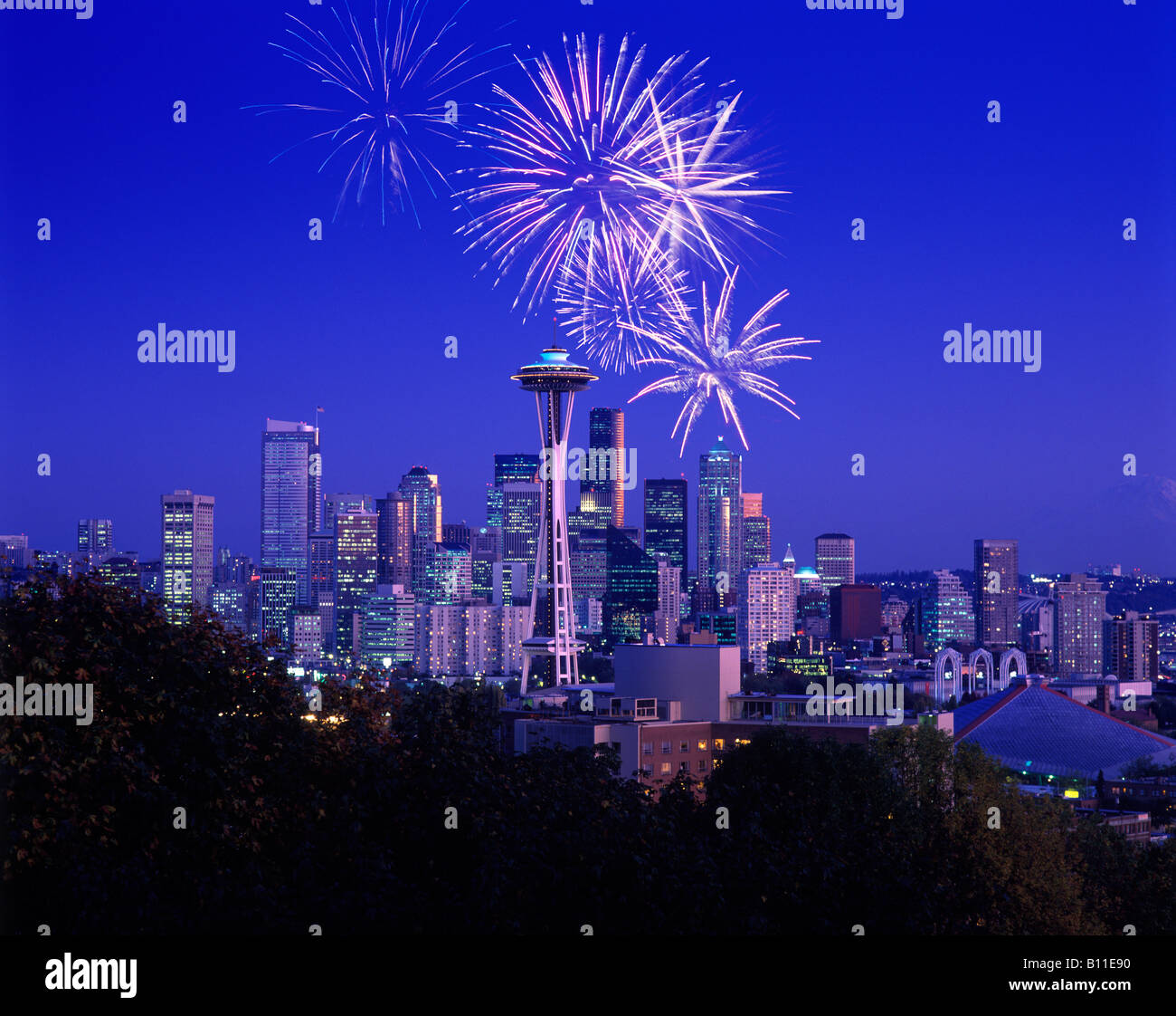 DOWNTOWN SKYLINE SPACE NEEDLE SEATTLE WASHINGTON STATE USA Stock Photo ...