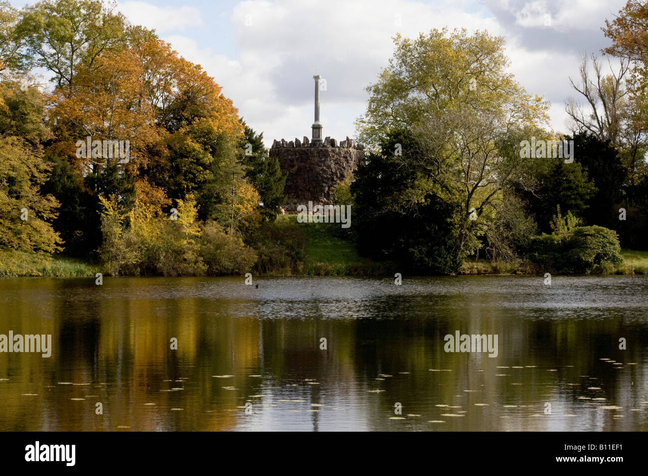 Wörlitz, Landschaftspark, Blick über das kleine Walloch zum Monument ...