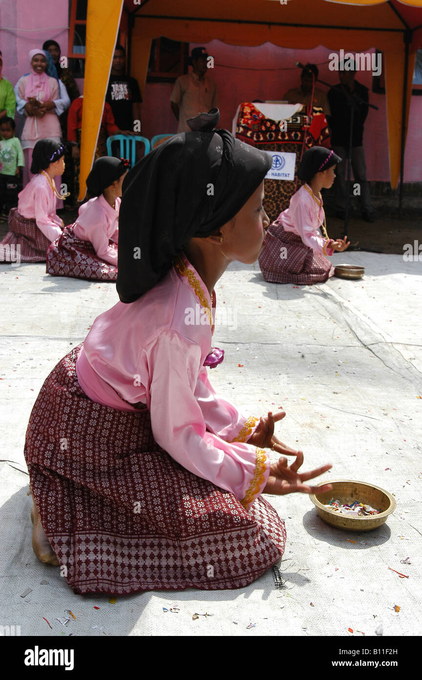 Aceh traditional dance hi-res stock photography and images - Alamy