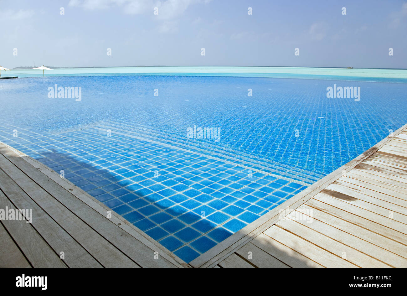 The infinity pool at Anantara Resort in The Maldives Stock Photo - Alamy