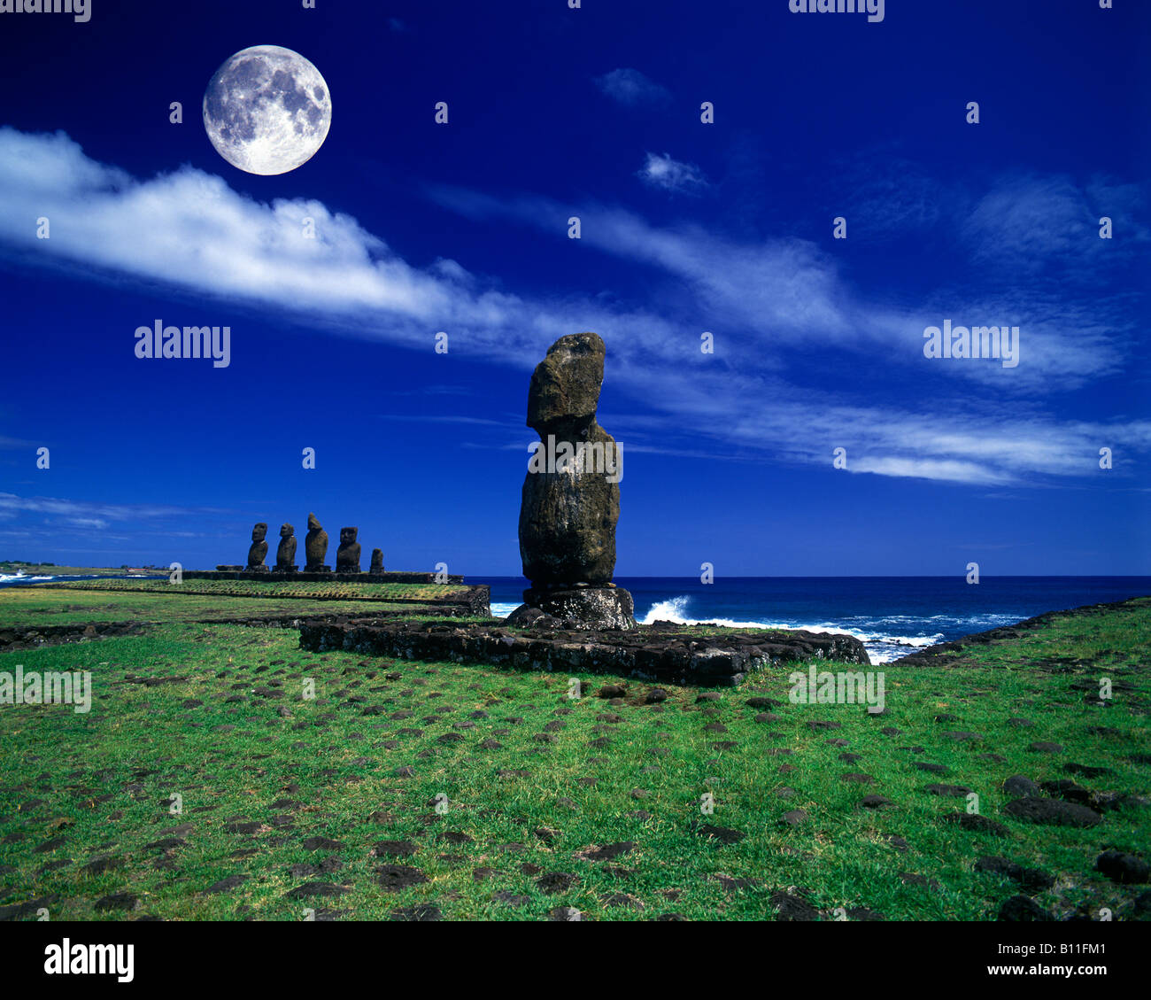 STONE MOAI HEAD STATUES AHU TAHAI KOTE RIKU EASTER ISLAND RAPA NUI ...