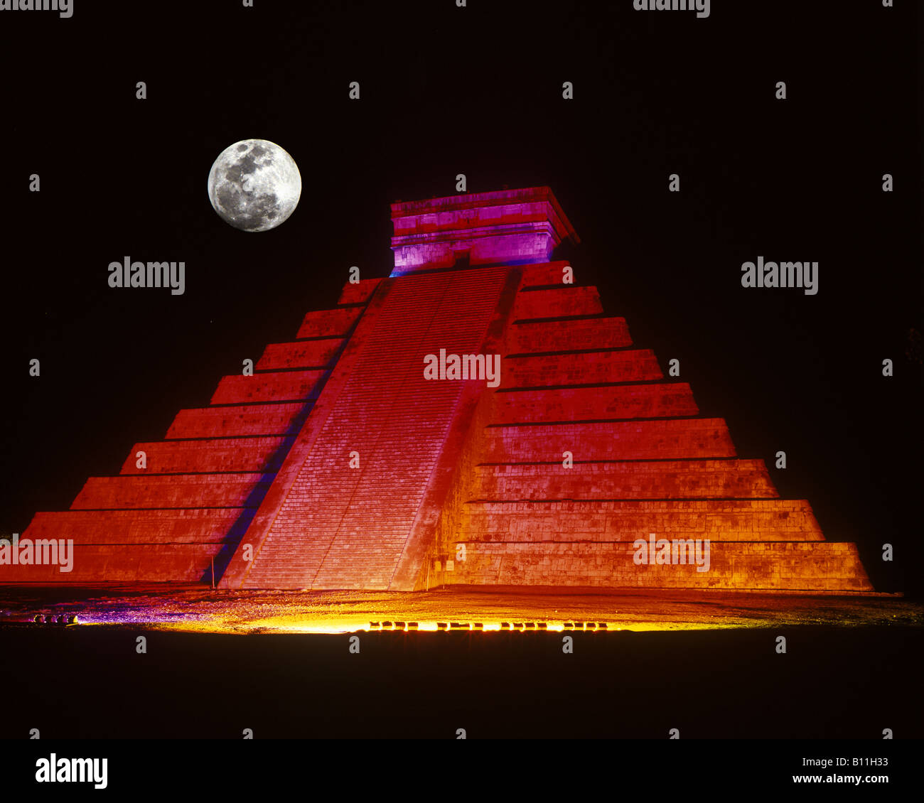 Mayan pyramid at chichen itza at night hi-res stock photography and ...
