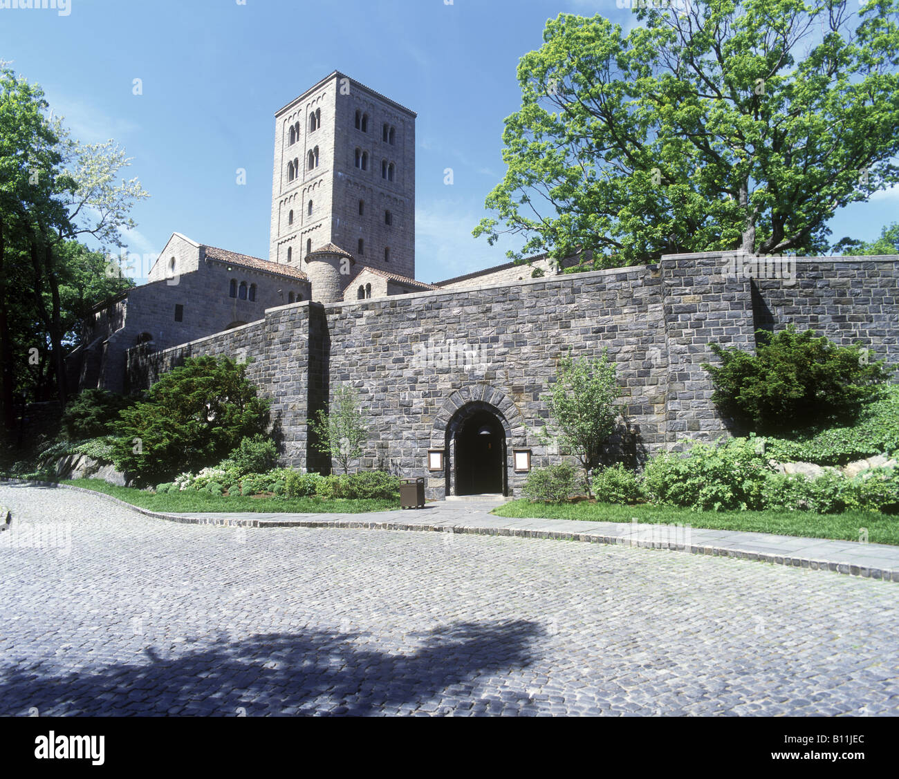 ENTRANCE METROPOLITAN MUSEUM FORT TYRON PARK MANHATTAN NEW YORK CITY ...