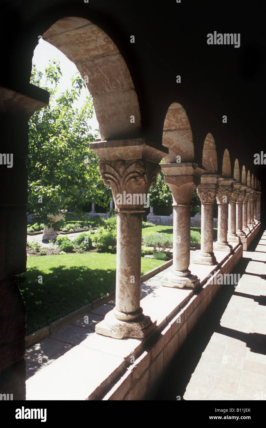 CUXA CLOISTER METROPOLITAN MUSEUM FORT TYRON PARK MANHATTAN NEW YORK ...