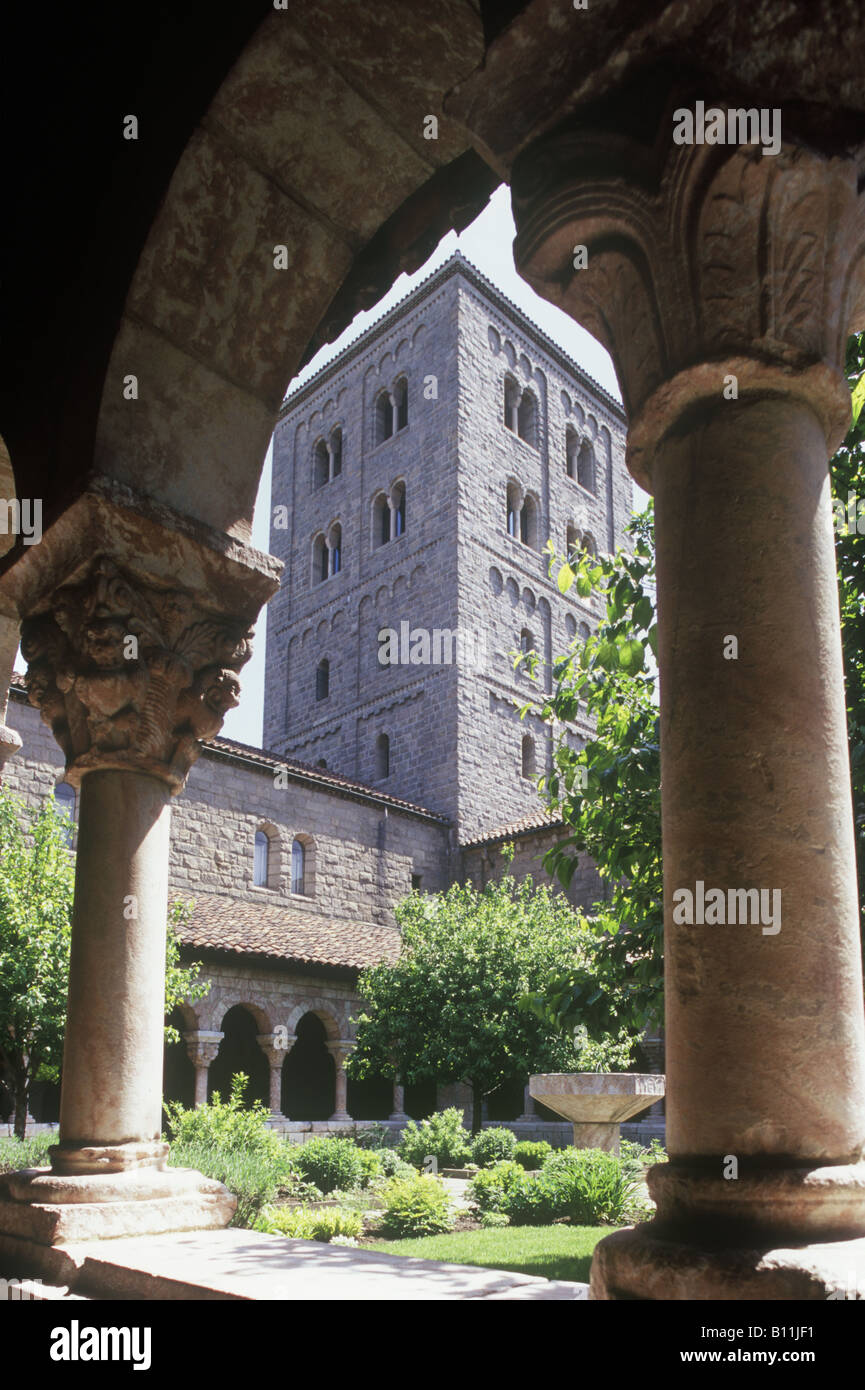 CUXA CLOISTER METROPOLITAN MUSEUM FORT TYRON PARK MANHATTAN NEW YORK ...