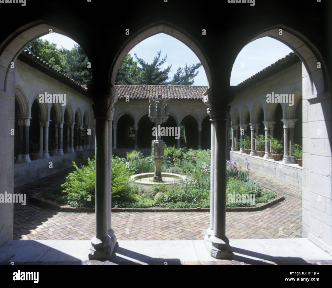 TRIE CLOISTER METROPOLITAN MUSEUM FORT TYRON PARK MANHATTAN NEW YORK ...