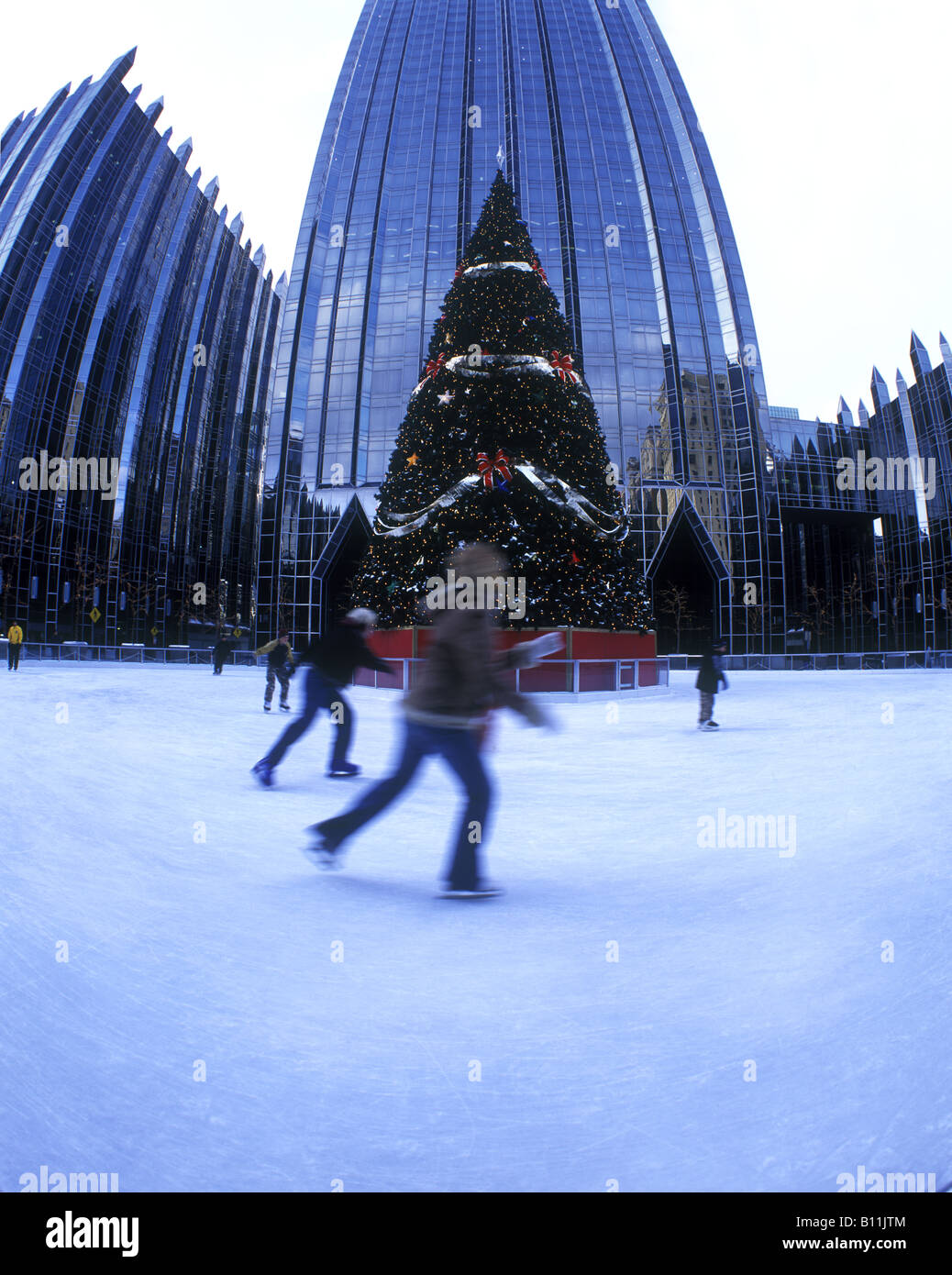 CHRISTMAS TREE PPG PLAZA ICE RINK (© PHILIP JOHNSON / JOHN BURGEE 1984 ...
