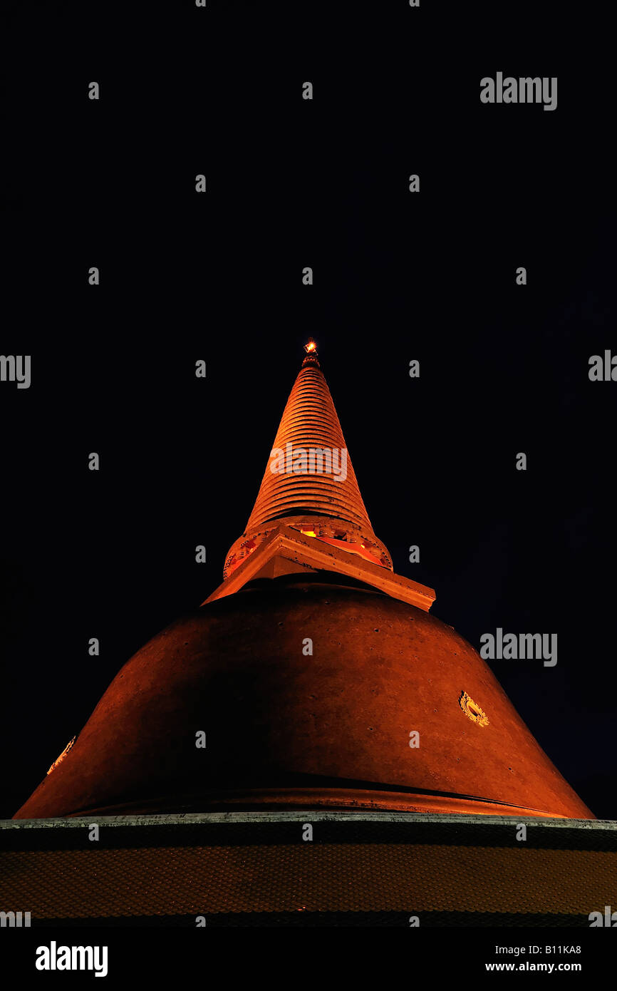 Phra Pathom Chedi at night, Nakon Pathom Stock Photo - Alamy