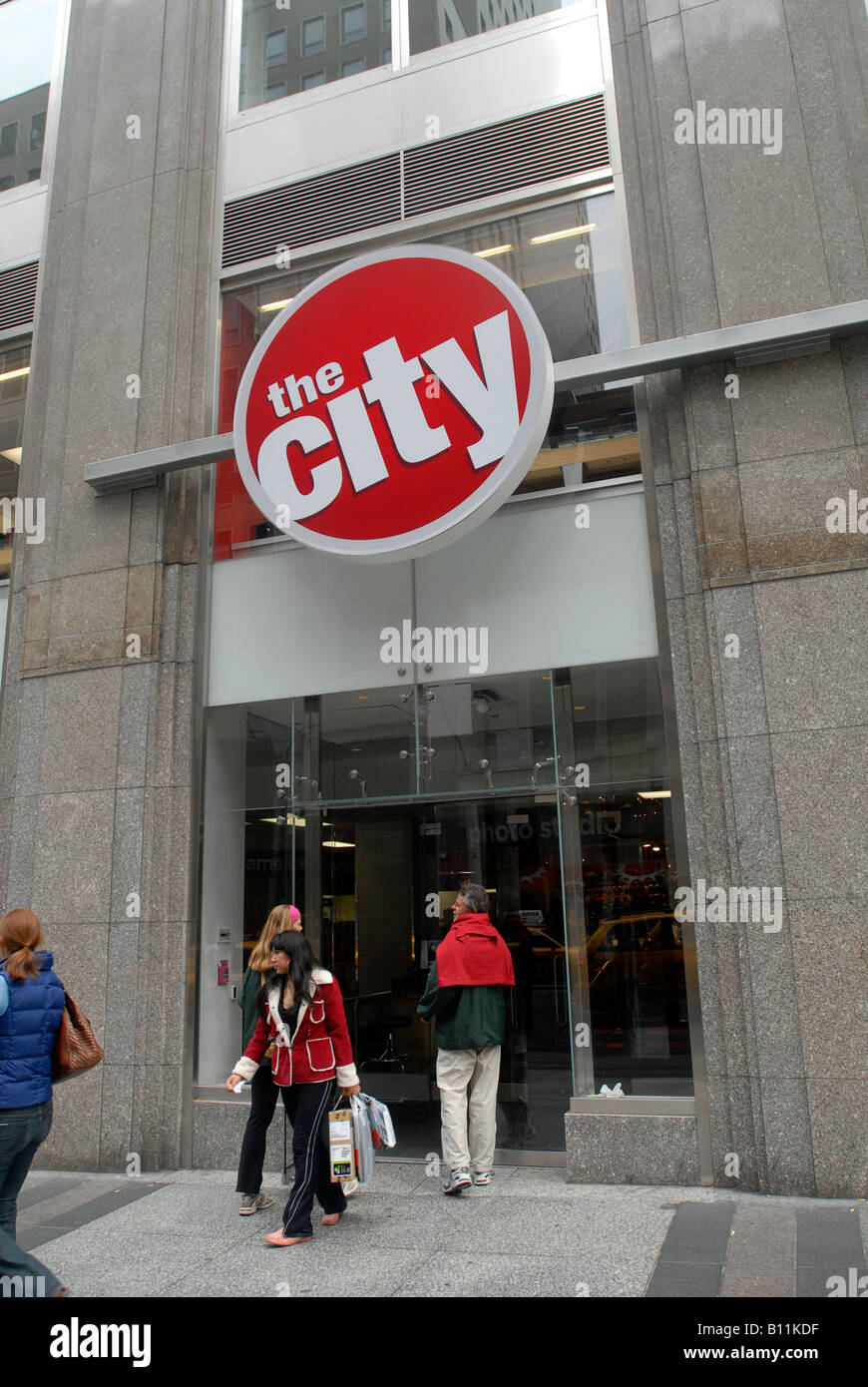 Customers enter and leave a Circuit City store Stock Photo - Alamy